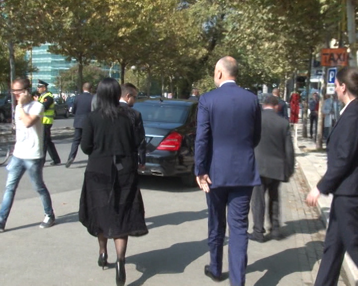 Ja femra që ruan Edi Ramën | www.Zemra.Org