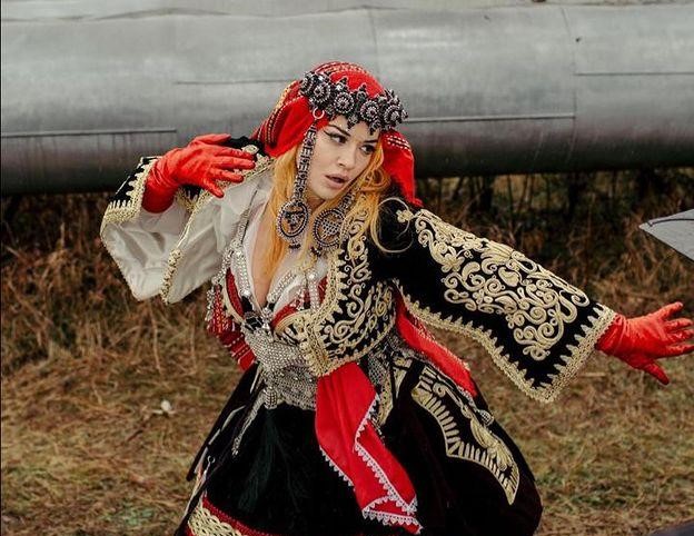Publikohet kënga e Rita Orës, i tregon botës veshjet tradicionale ...